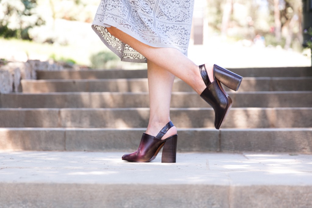 Comment porter la robe dentelle : talons ou baskets